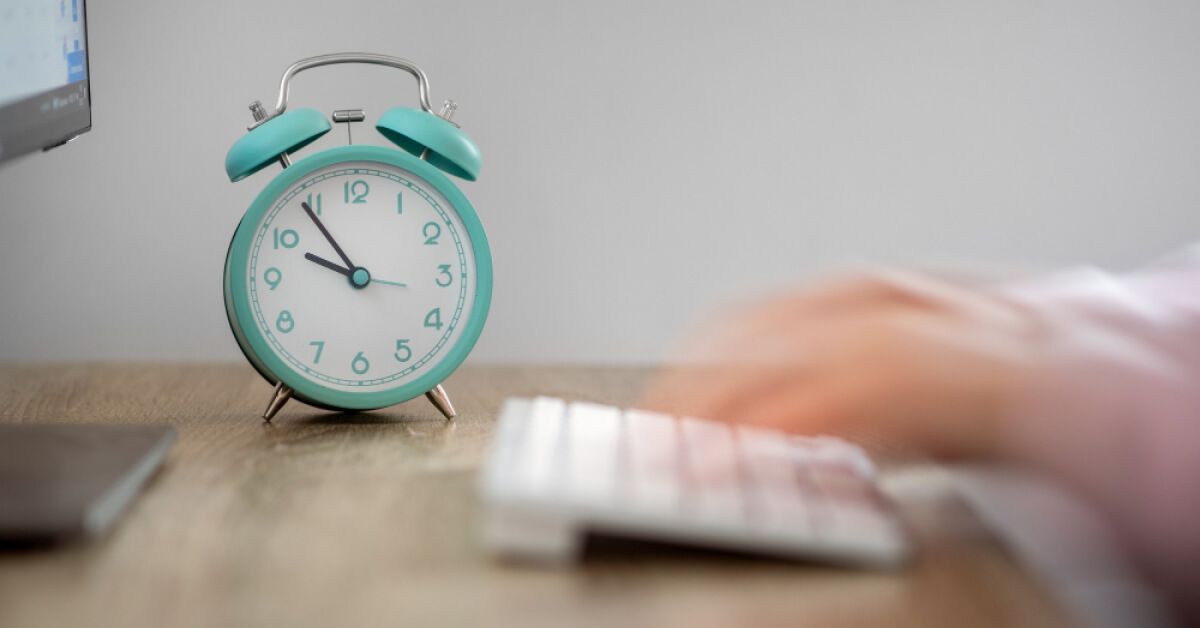 15 Tips for hr leaders to follow to address overworked employees in 2024