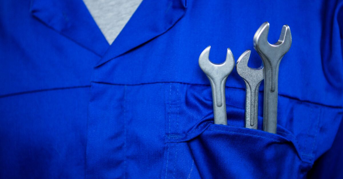 Blue collar vs White collar engagement: Boost retention in 2025